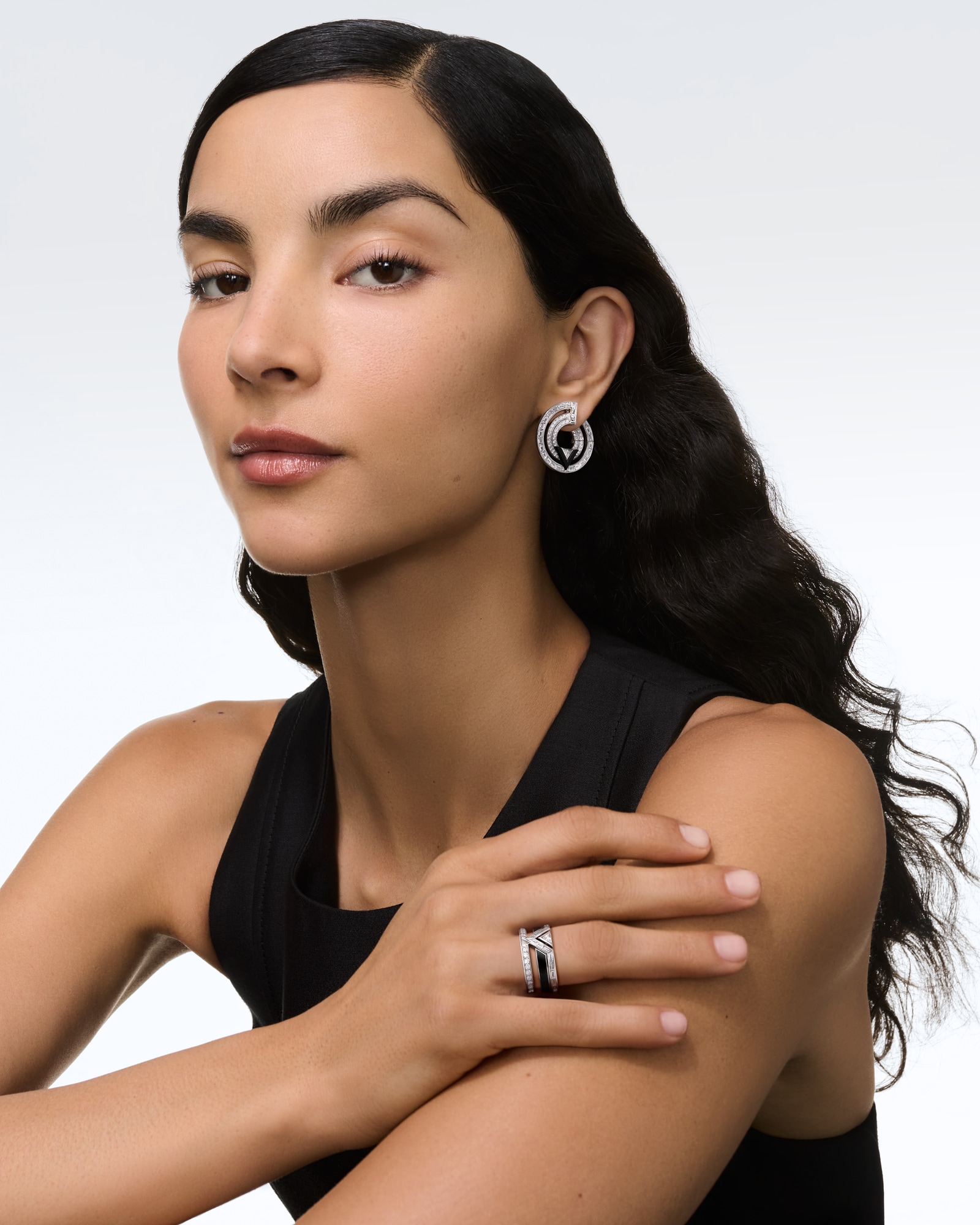 Pure V Hoops, White Gold, Onyx and Diamonds - Luxury Gold | LOUIS VUITTON